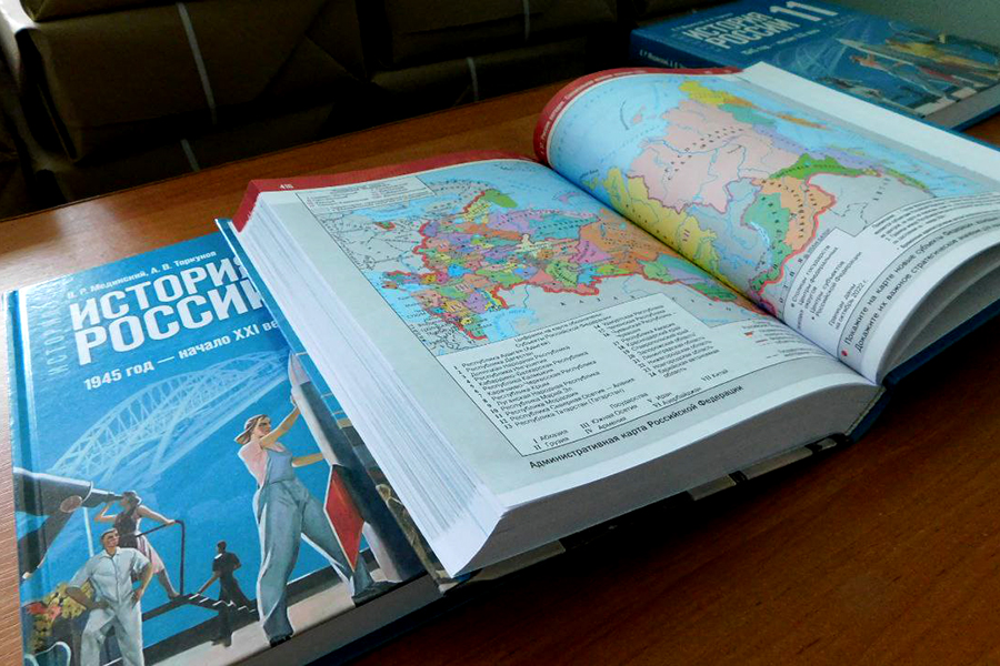 Пензенцы передали запорожским 11-классникам новые учебники по истории